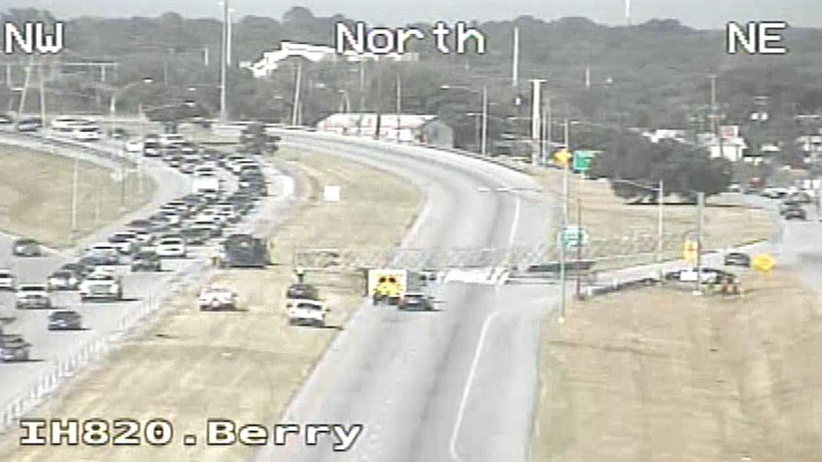 Northbound IH-820 Reopens After Overhead TxDOT Sign Collapses – NBC 5 ...