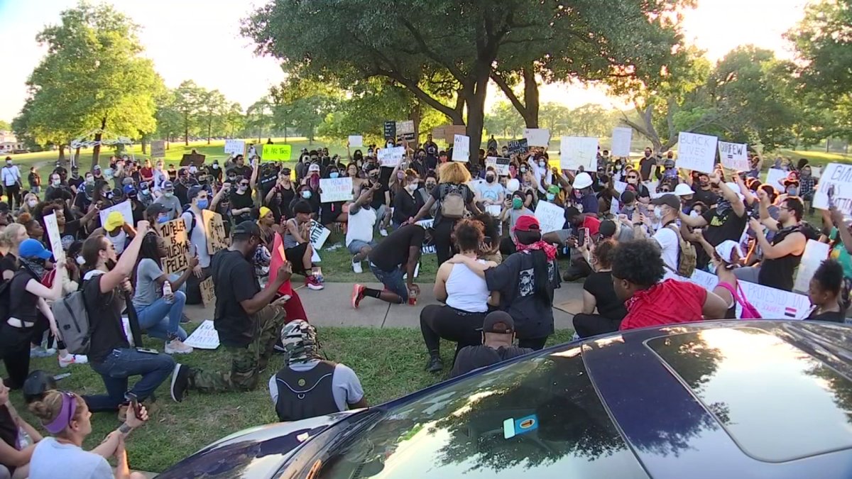 Protesters In Dallas Work Around Curfew Remain Peaceful Nbc 5 Dallas