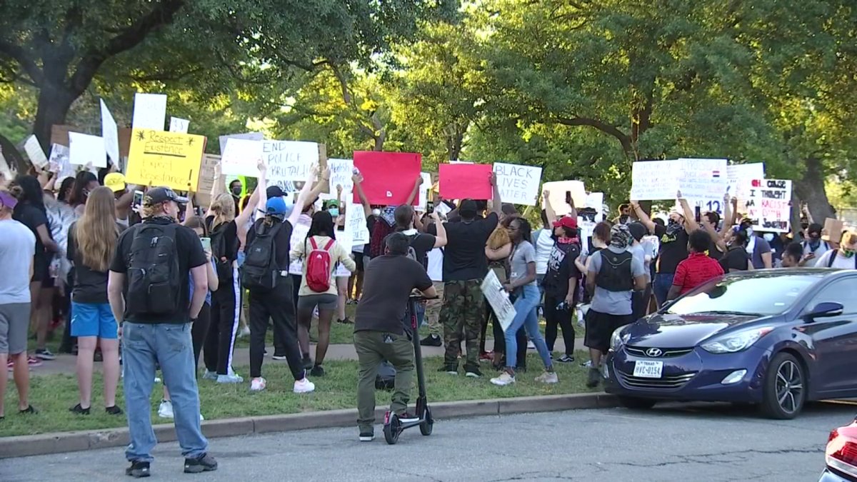 Protesters in Dallas Move to Lake Cliff Park, Outside of Curfew Zone ...