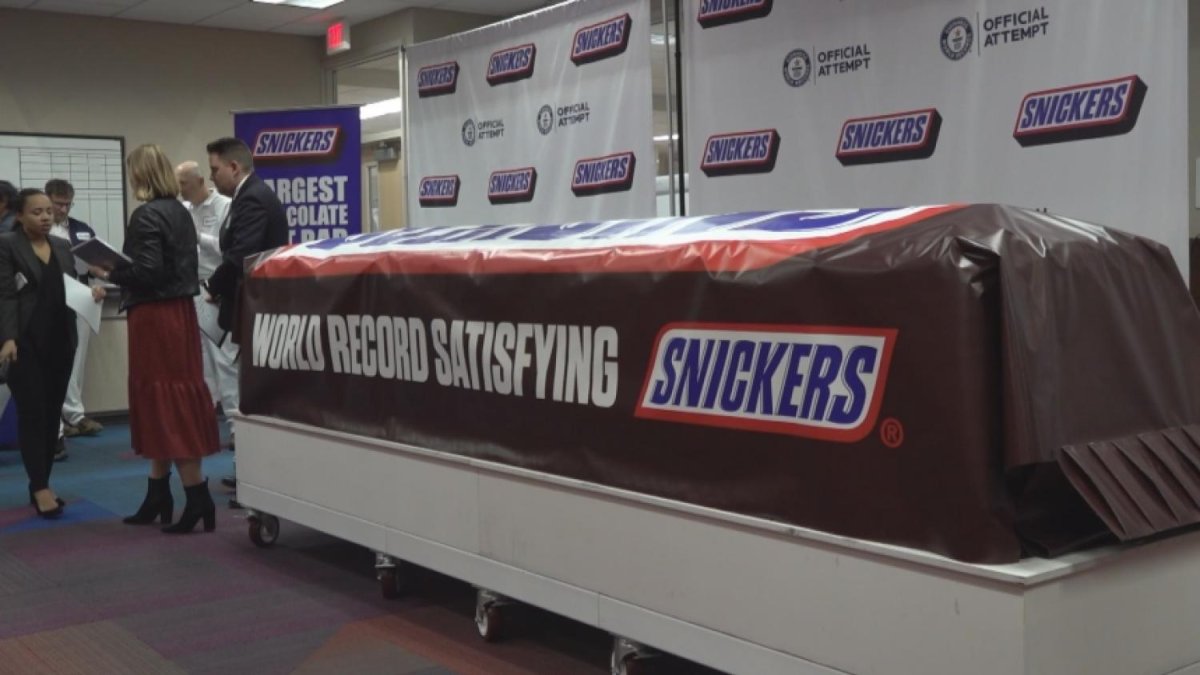 Satisfying: World’s Largest Snickers Bar Unveiled in Texas – NBC 5 ...