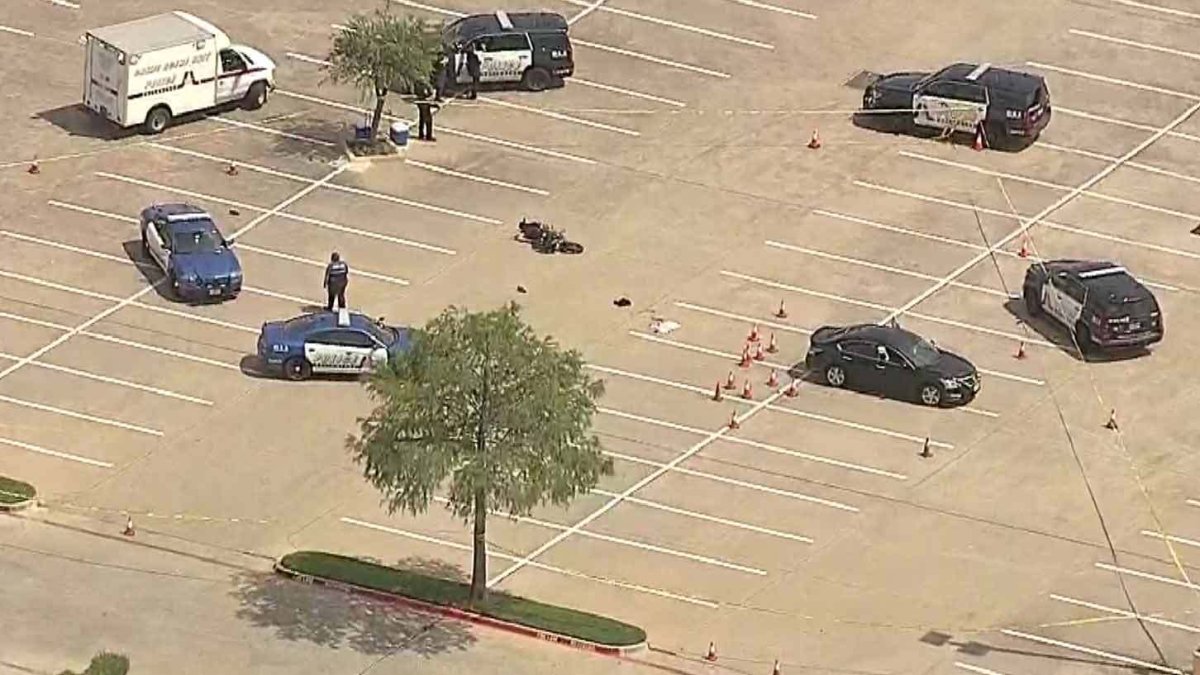 Two Shot Outside Arlington Shopping Center Man In Custody Police