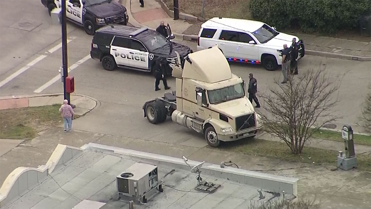 Driver Leads Police on Chase in Stolen Big-Rig – NBC 5 Dallas-Fort Worth