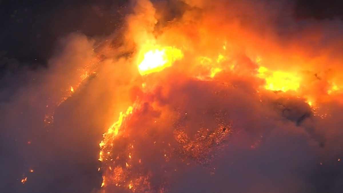 Sun Sets on Woolsey Fire, Still Spewing Flames as Some Evacuations ...