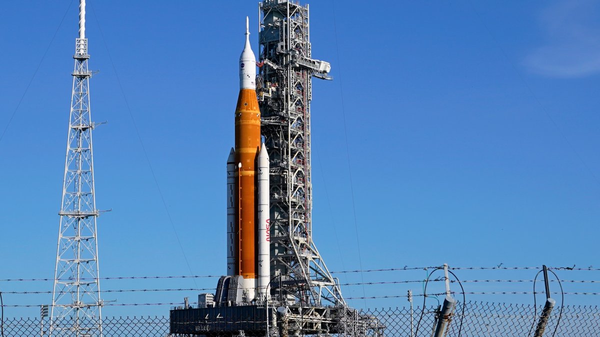NASA Fixing Moon Rocket Leaks, Aiming for Sept. 23 Launch Try Date ...