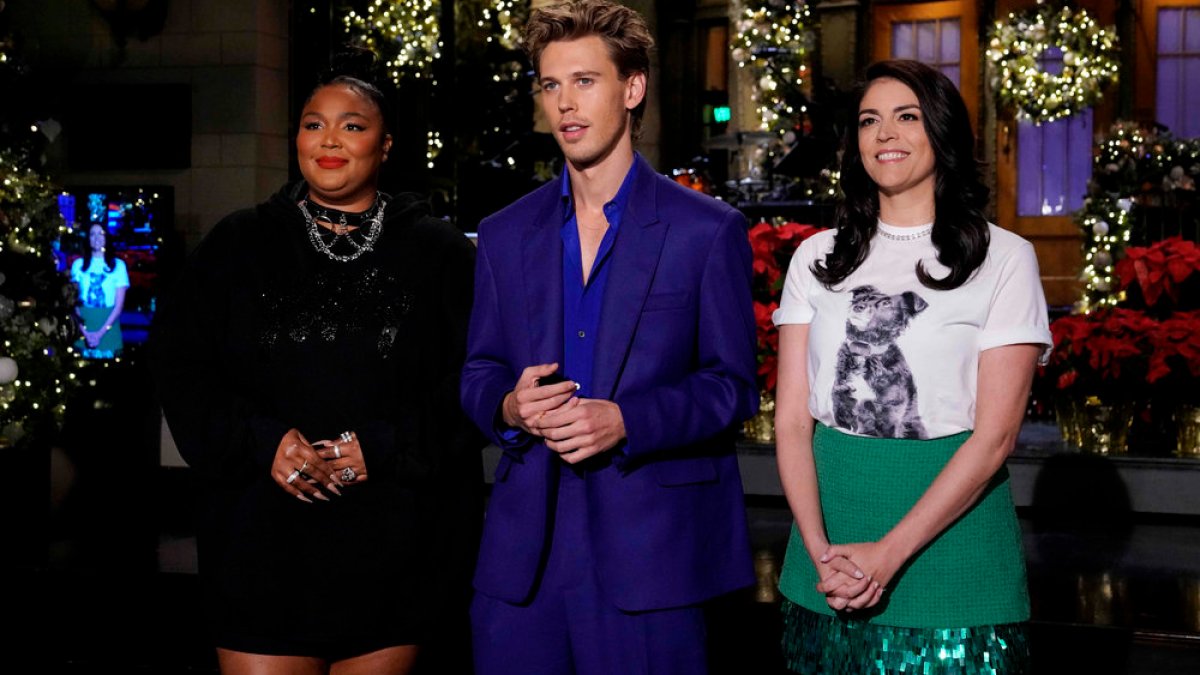 ‘SNL’ Cast Serenades Cecily Strong With ‘Blue Christmas’ in Final ...
