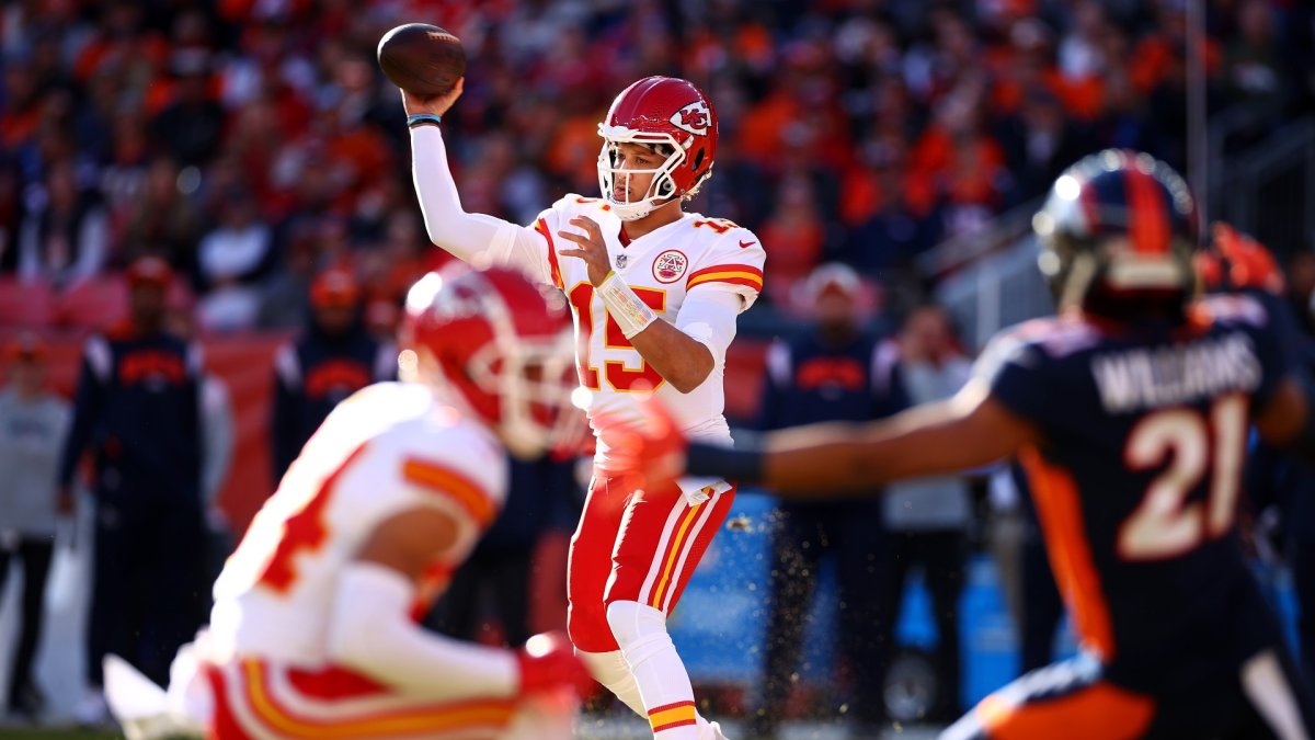 Chiefs’ Patrick Mahomes Makes No-Look, Underhand Toss for TD Vs ...