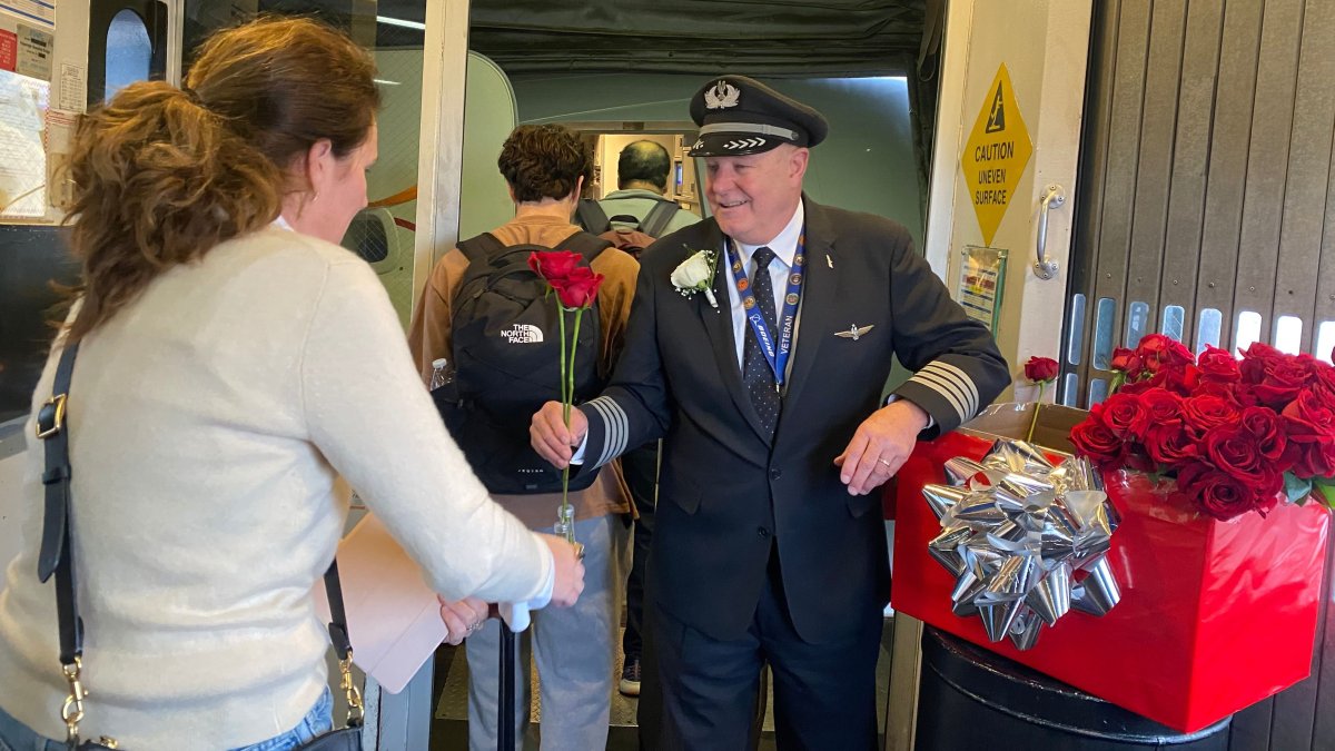 An American Airlines Pilot Surprised Passengers on Mother’s Day in a ...