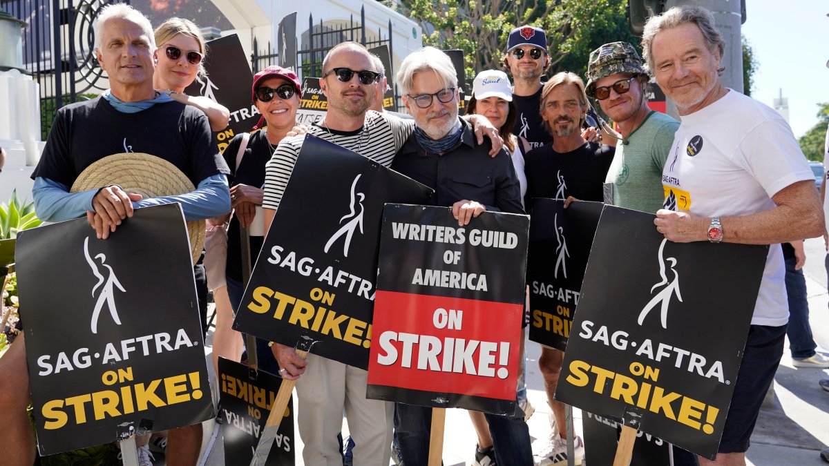 ‘Breaking Bad’ stars join picket line to resume negotiations with ...
