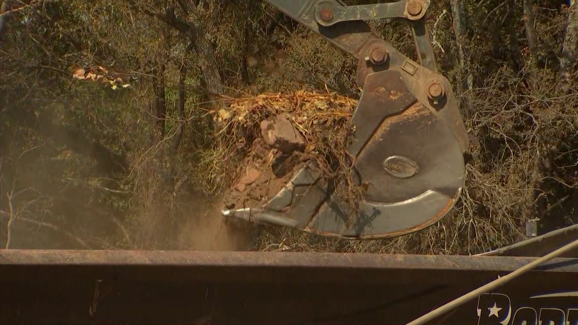 Crews begin removing contaminated dirt from Dallas ‘Shingle Mountain ...