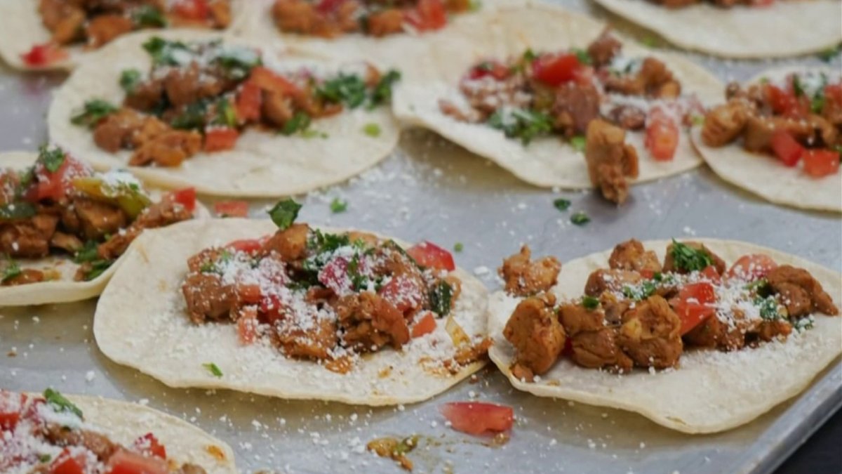 Professional chef shows Corsicana students the ropes of making tacos ...