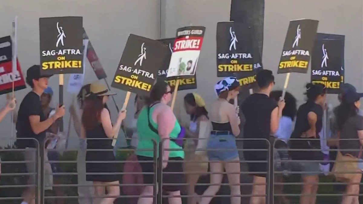 North Texas actors and writers gather in Dallas for rally supporting ...