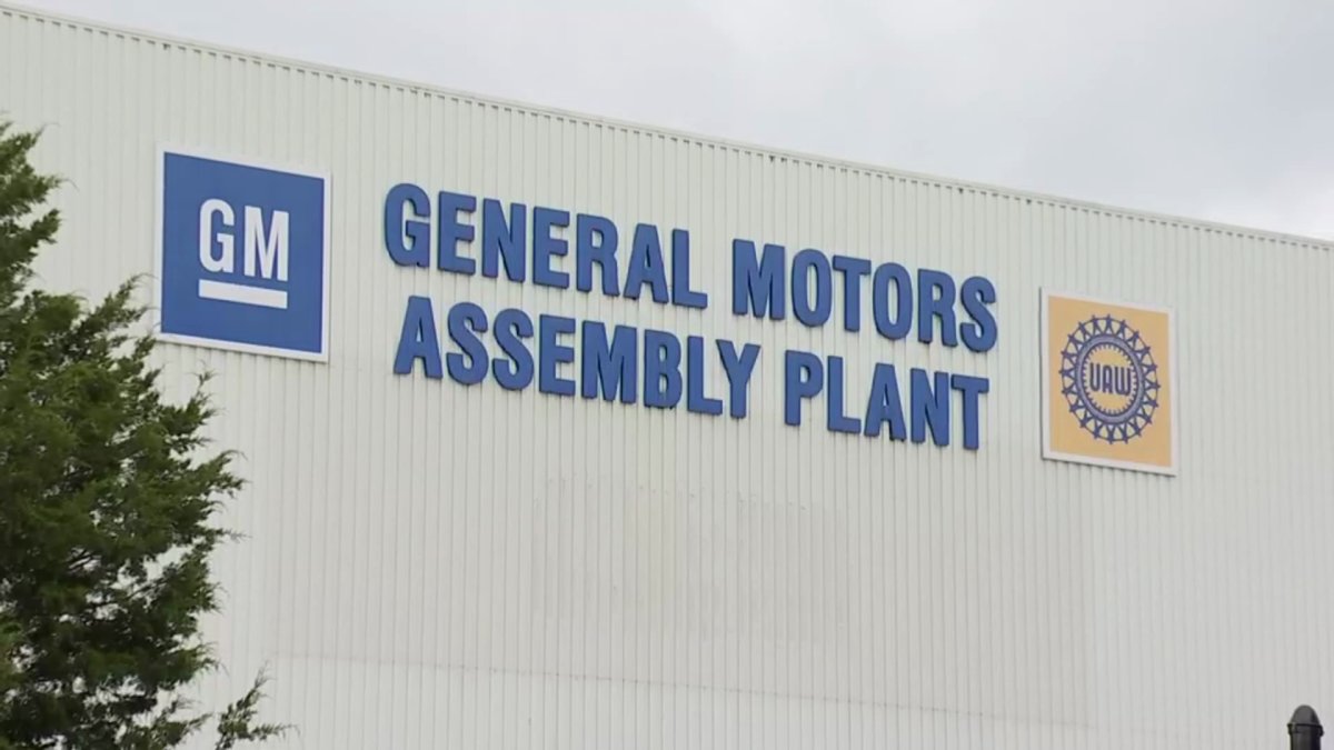 General Motors Arlington workers refusing OT to show support for strike ...