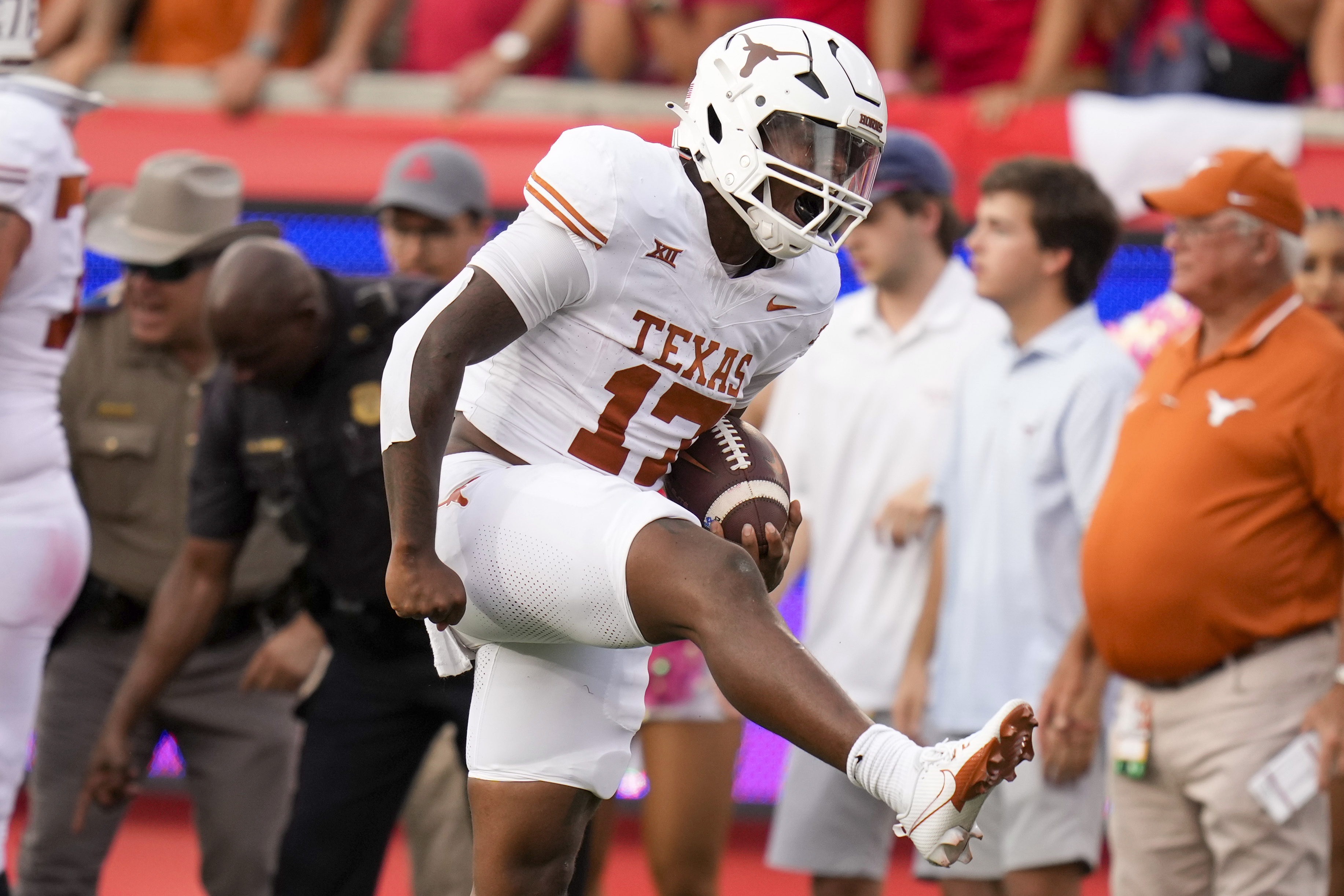 CJ Baxter scores late TD and No. 8 Texas derails Houston’s last-chance ...