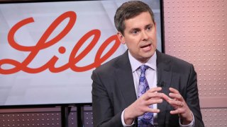 Eli Lilly CEO expects new weight loss pill to be approved next year ...