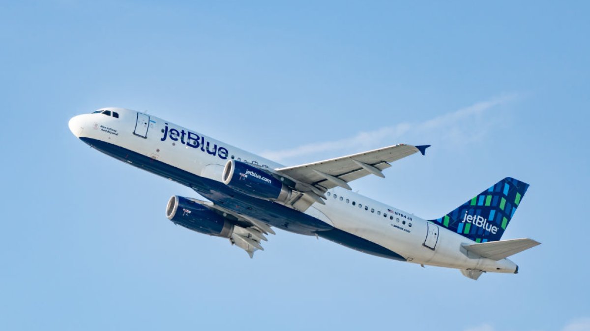 Jetblue Unruly Customer Restrained By Other Passengers On Flight From