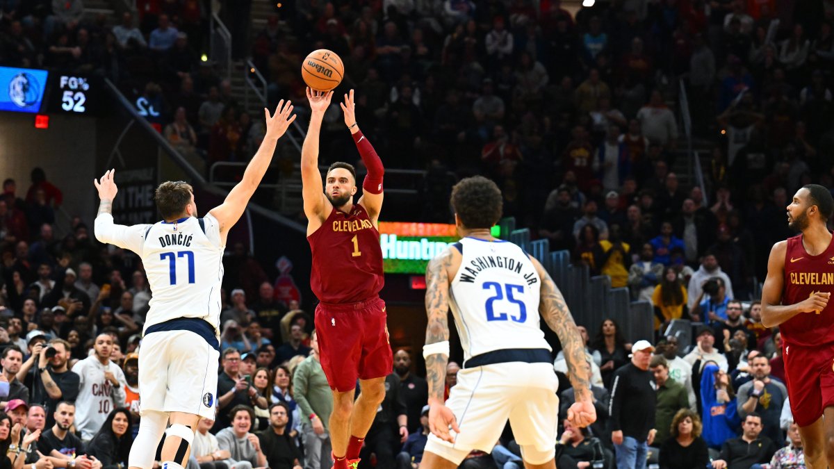 NBA world in awe of Max Strus’ half-court game-winner in Cavs-Mavs ...