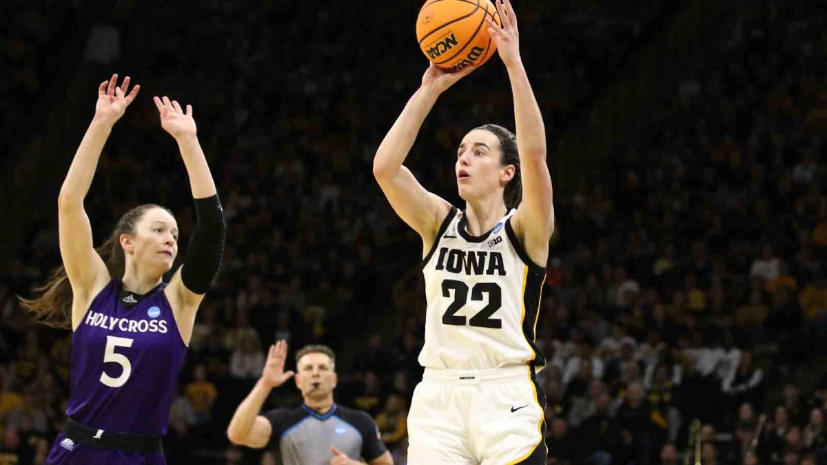 Caitlin Clark leads No. 1 seed Iowa over Holy Cross in first round ...