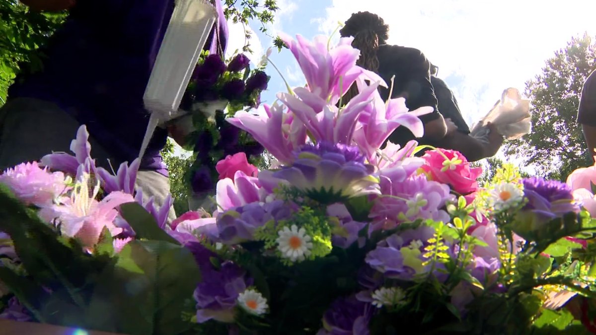 Volunteers celebrate Juneteenth by giving ancestors ‘their flowers ...