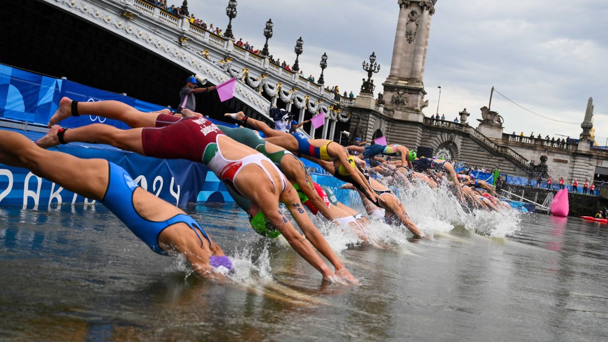 Women’s triathletes swim in the Seine at 2024 Olympics – NBC 5 Dallas ...