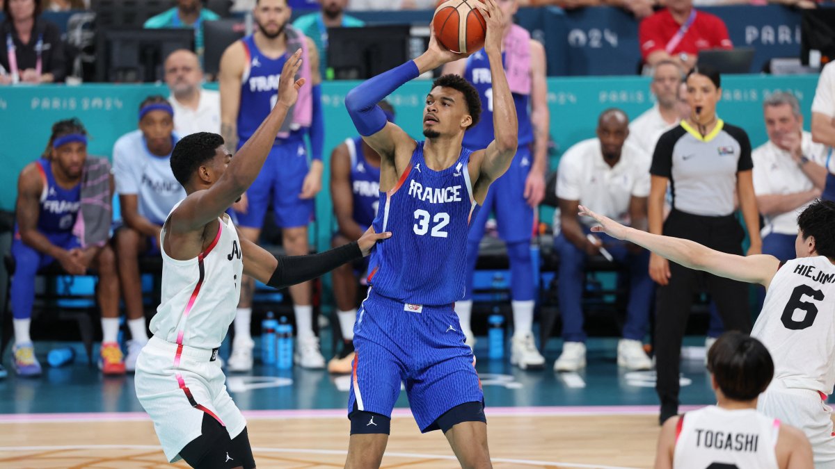 Victor Wembanyama towers over shortest Olympic basketball player – NBC ...