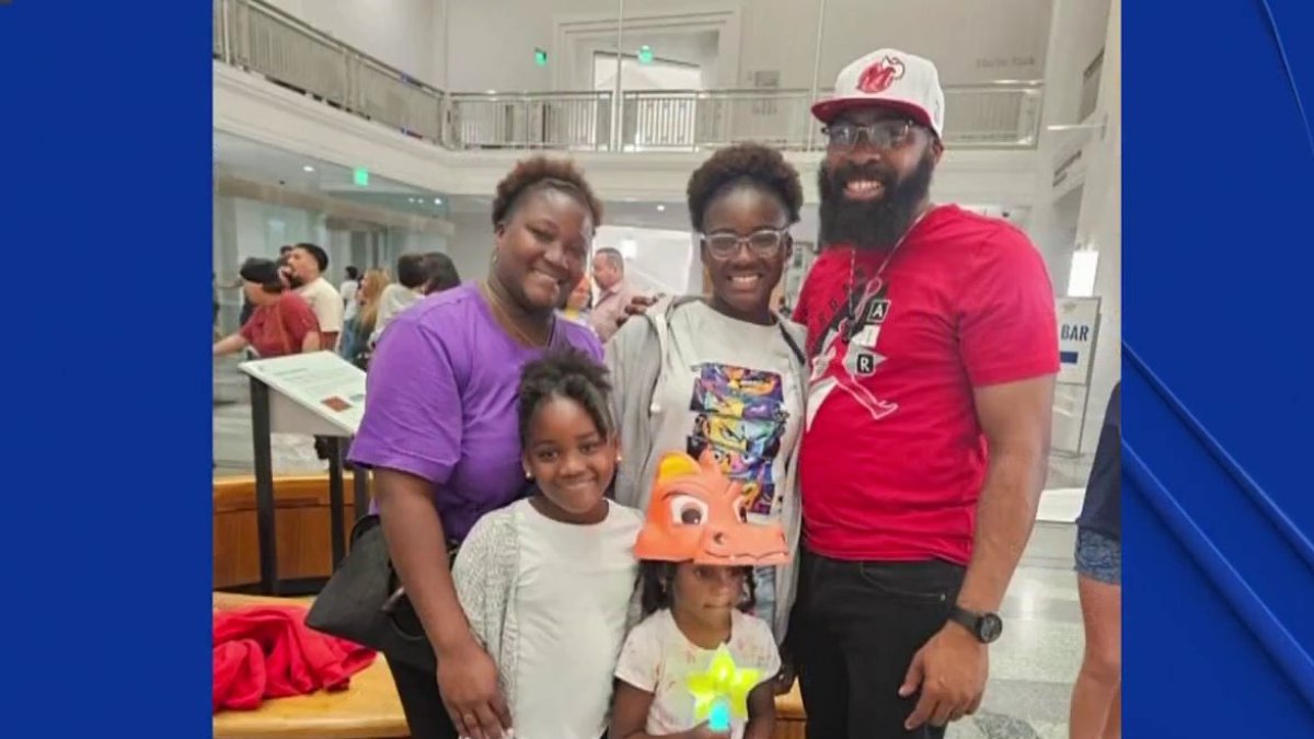 Family of Dunbar drum majors puts on a show at homecoming game – NBC 5 ...