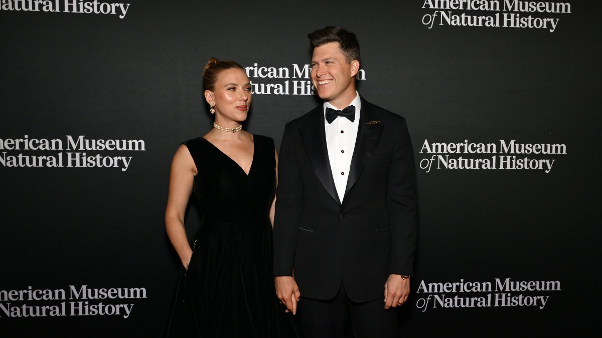 Scarlett Johansson reacts live to Colin Jost’s NSFW jokes about her ...