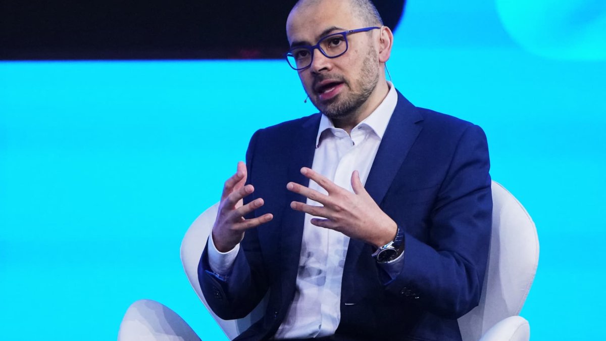 Google AI chief tells employees company has ‘all the ingredients’ to ...