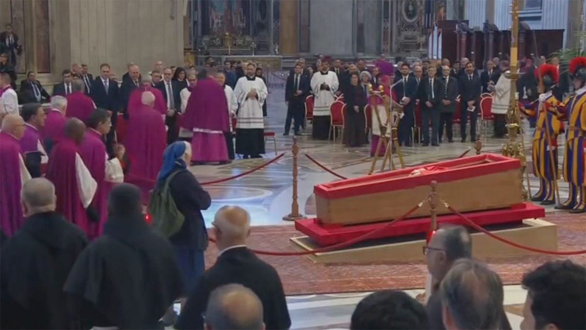 Nun allowed to break protocol to mourn Pope Francis, her friend of ...