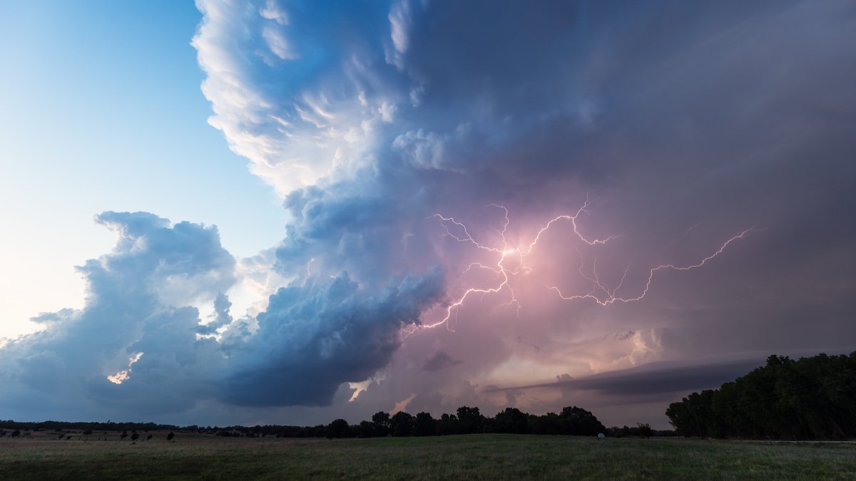 Record lightning bolt stretched 515 miles, crossed three states – NBC 5 ...