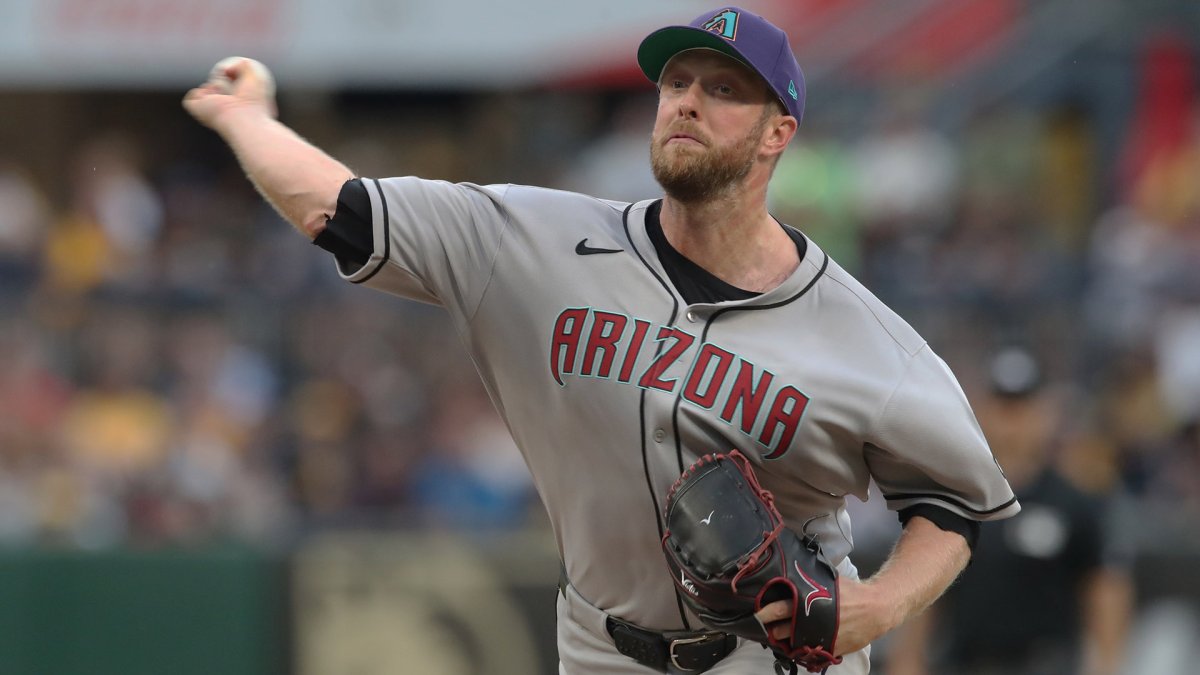 Rangers add veteran RHP Merrill Kelly in a trade with the Diamondbacks ...