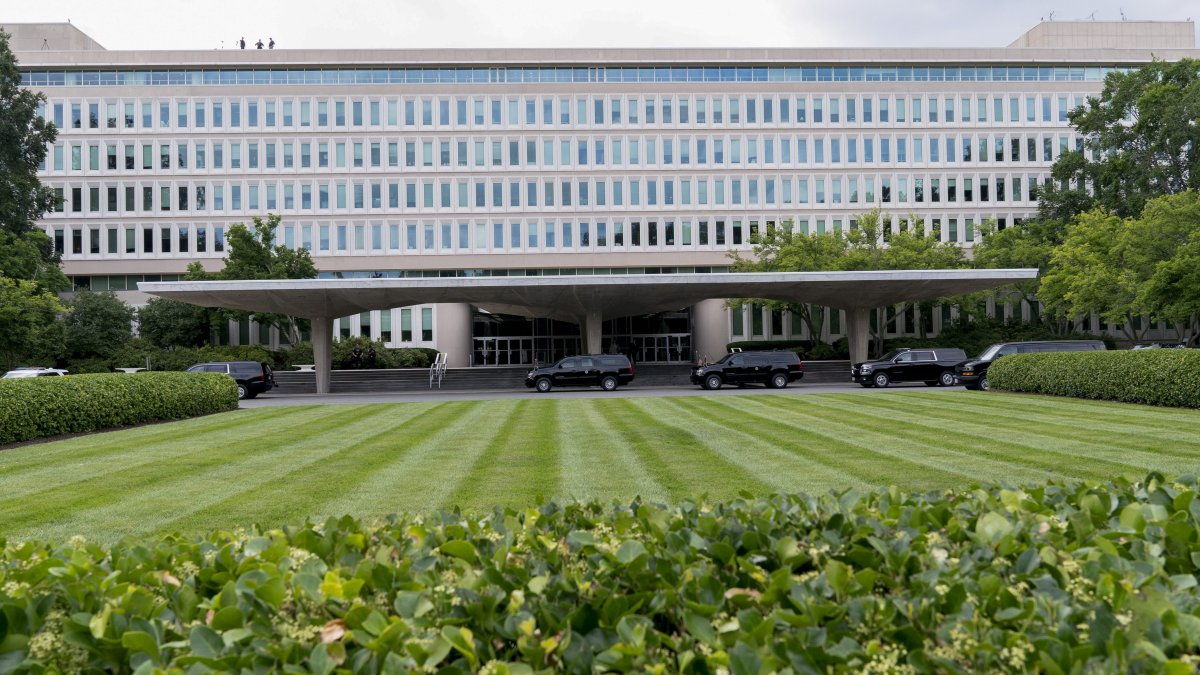 Construction workers fleeing ICE raid climb fences around CIA ...