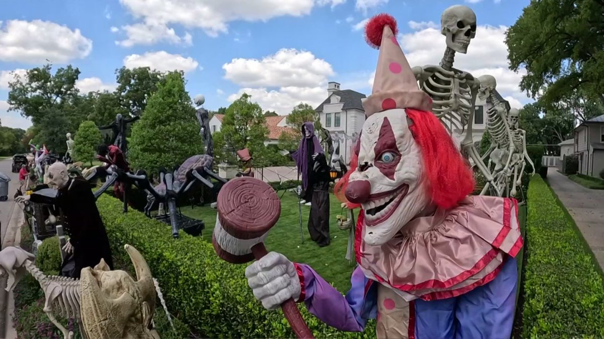 Viral Christmas house thrills once again, this time for Halloween – NBC ...