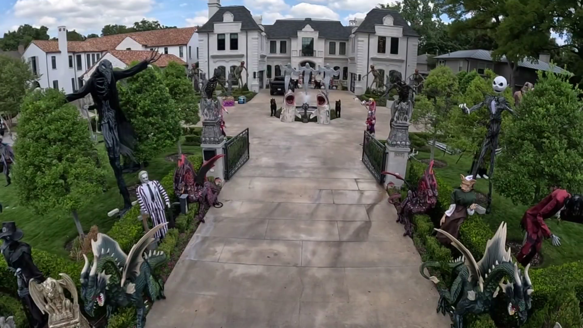 Viral Christmas house thrills once again, this time for Halloween – NBC ...