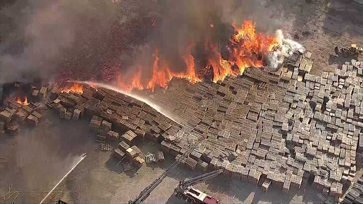 Pallet fire causes alarm in southern Dallas – NBC 5 Dallas-Fort Worth