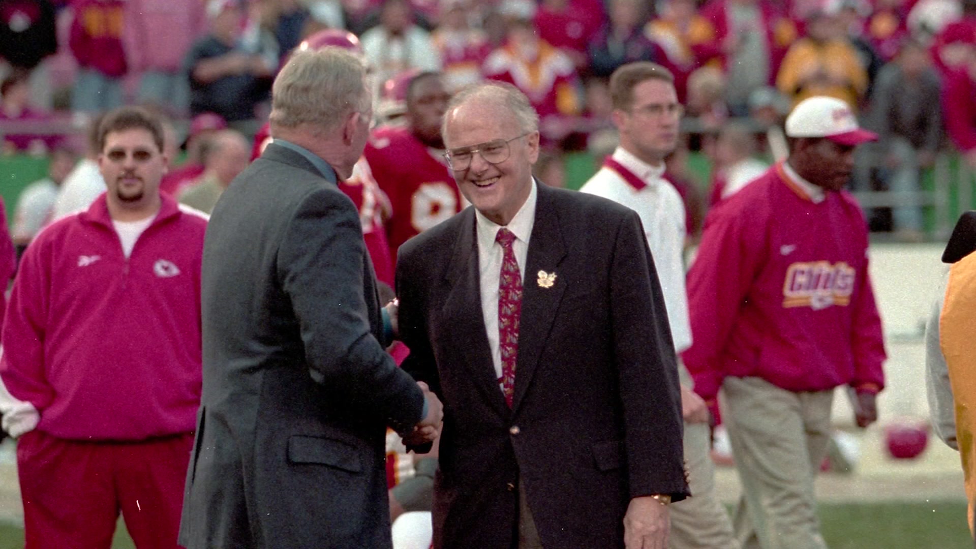 ＜澤村レイコ＞夫婦が寝てる寝室へ侵入するホームステイ中の黒人が嫁を寝取る！