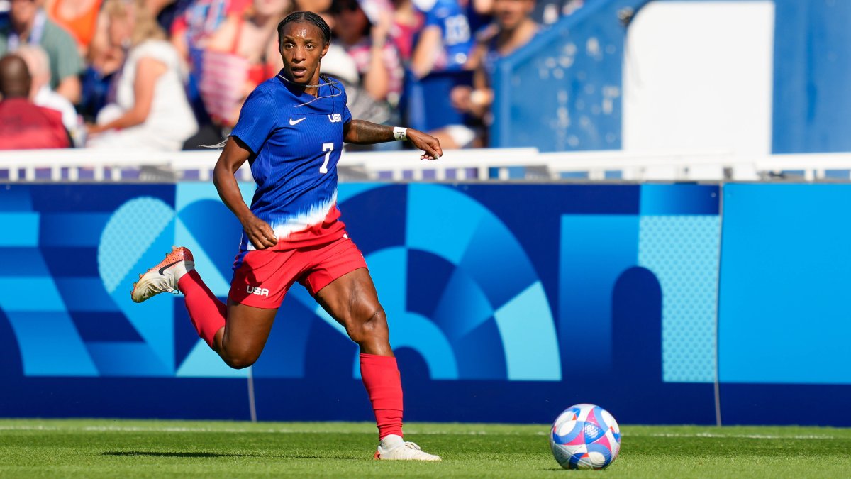 USWNT star Crystal Dunn announces retirement from soccer at 33 – NBC 5 ...